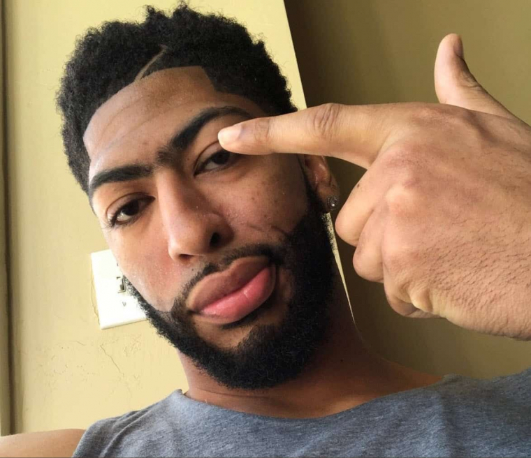 Non, Anthony Davis n'a pas rasé son mono-sourcil