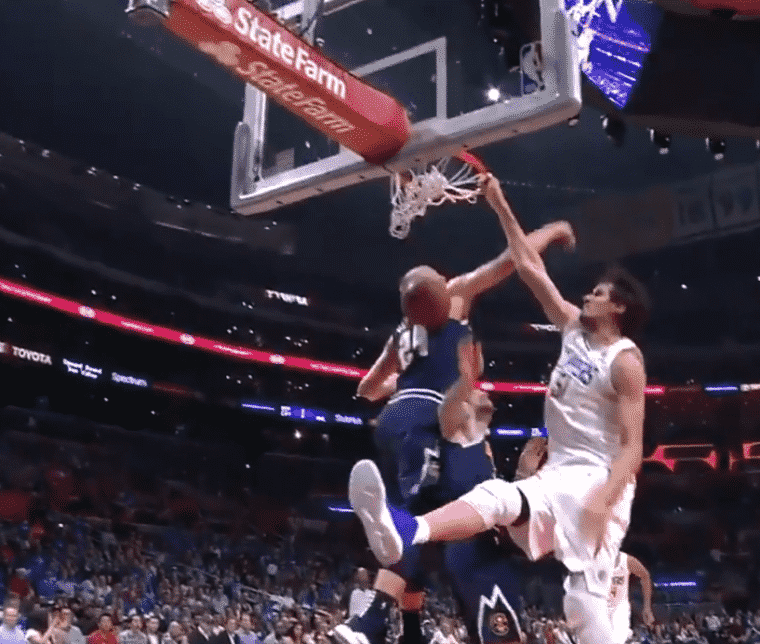 Boban Marjanovic a déplacé le panier sur un dunk