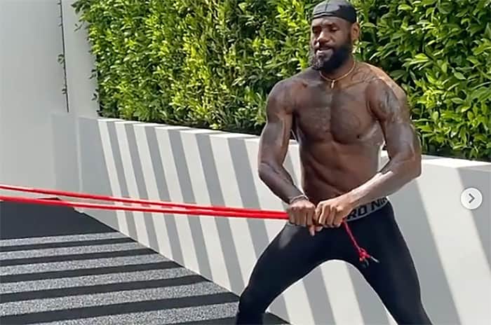 Lebron James Montre Ses Muscles Insane Basketball Highlights With