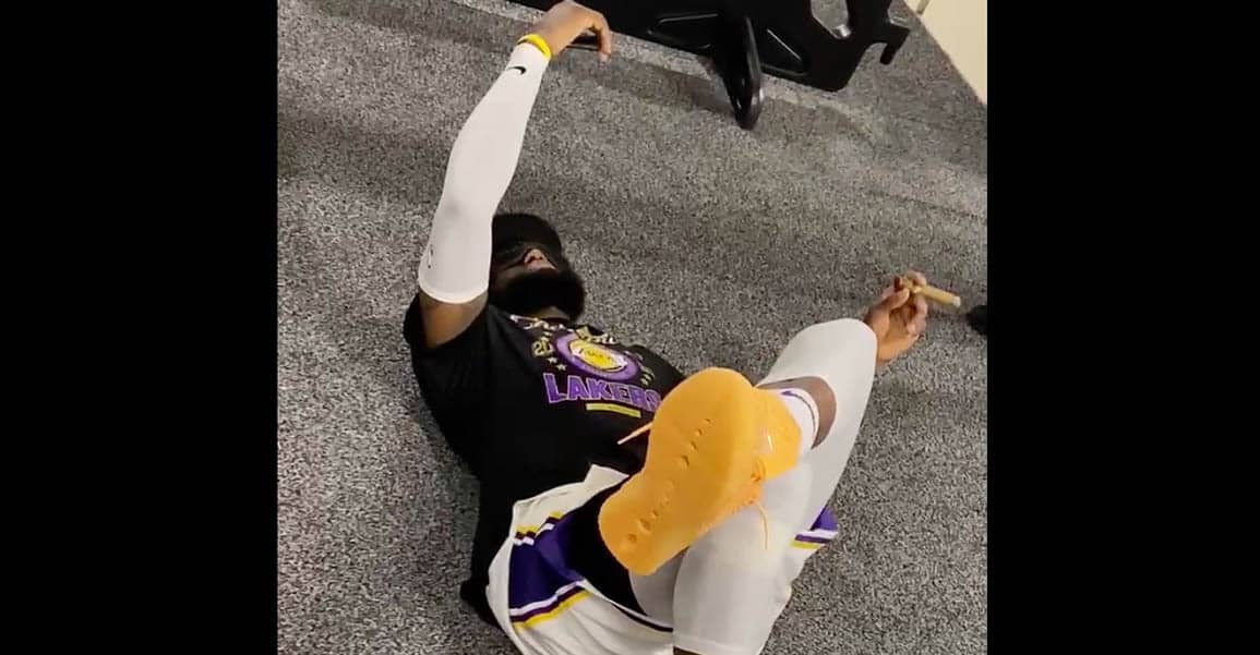 LeBron James s'offre un moment d'émotion cigare à la main
