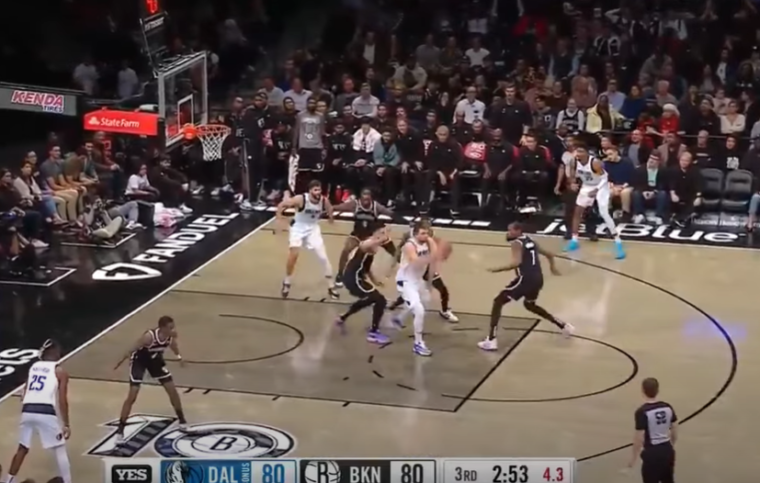 Luka Doncic lâche une passe sublime pour enrhumer les Nets