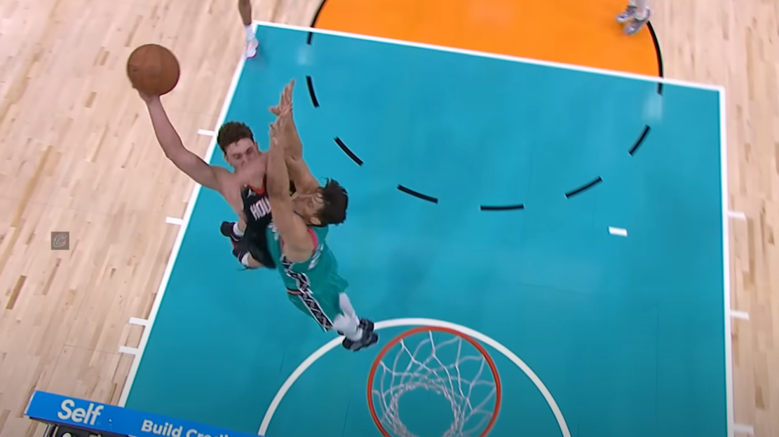 Alperen Sengun a claqué un dunk monumental sur Zach Collins, faute ...