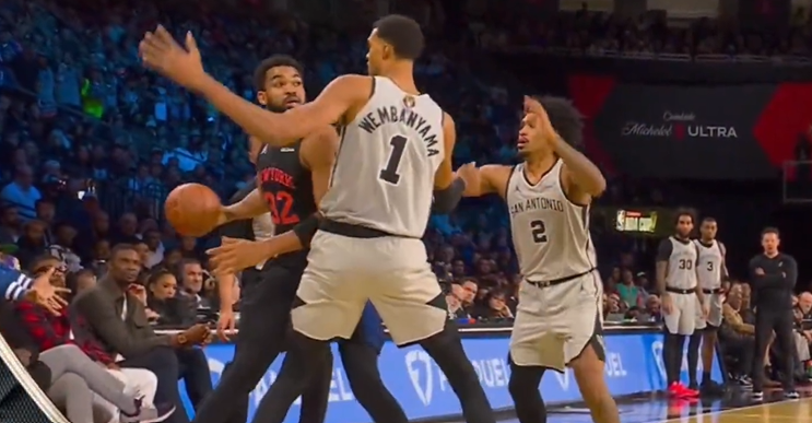 KAT lâche une passe magique devant Wembanyama et Harper